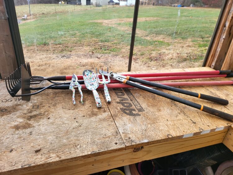 Quick Tip: Keep Your Garden Tools Clean - Gardening Channel